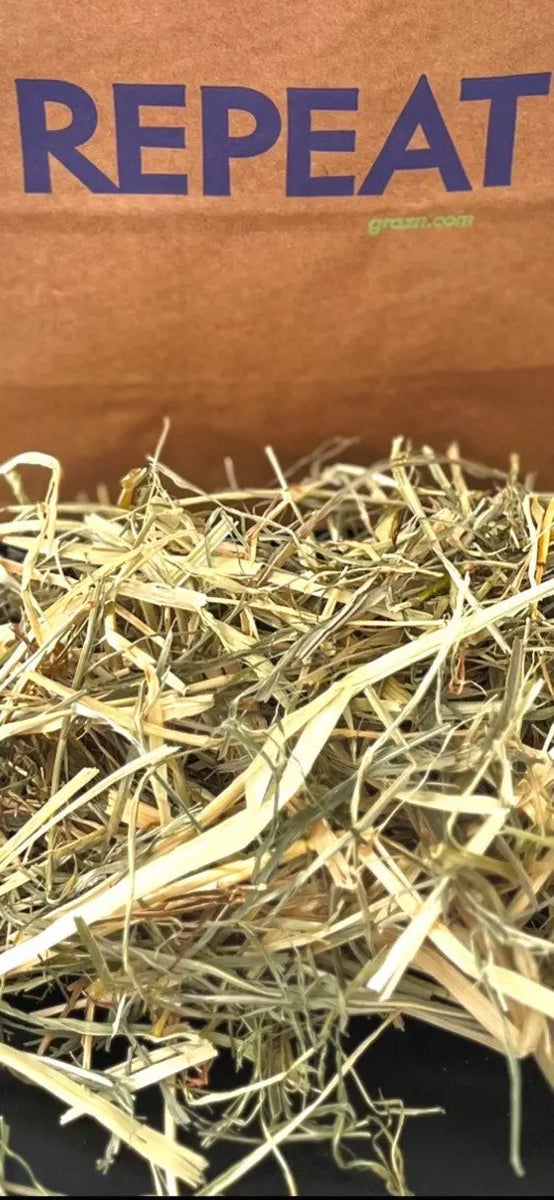 GRAZ'N Organic Oat Hay for Small Pets- Nutrient-Rich for small animals
